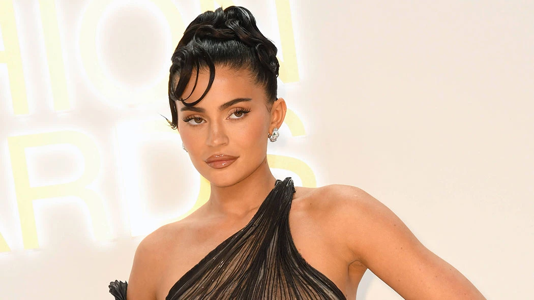 Кайли Дженнер снялась мокрой в рекламном ролике очков