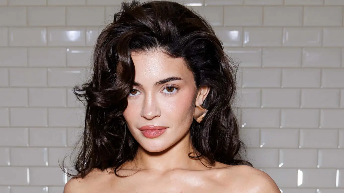 Модель Кайли Дженнер засняли в прозрачном платье