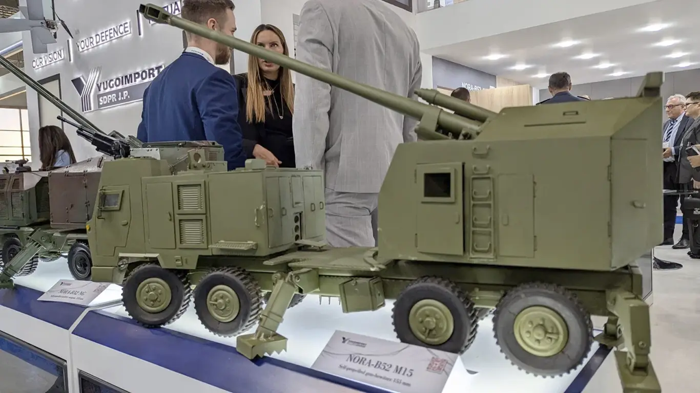 На ADEX 2024 компания Yugoimport показала модель самоходной гаубицы NORA-B52