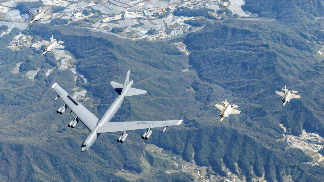Cтратегический бомбардировщик США B-52 провел учения в небе над ...