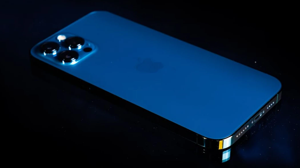 Hi-Tech Mail.ru: Цены на iPhone 13 у официального дилера в России ...