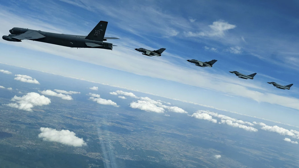 Обновлённые ракетоносцы B-52H ВВС США с радарами AN/APG-79/82 будут ...